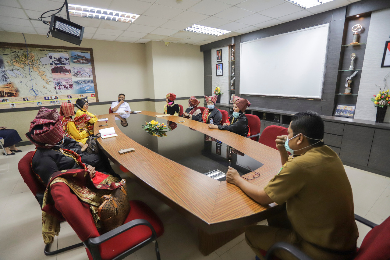 Kepala Disbudpar Terima Kunjungan Komunitas Baju Kuruang Basiba - Dinas ...